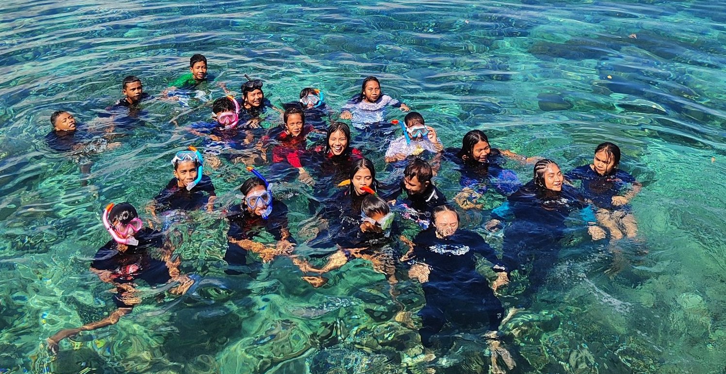 "School on the Beach" mengajak siswa mencintai terumbu karang